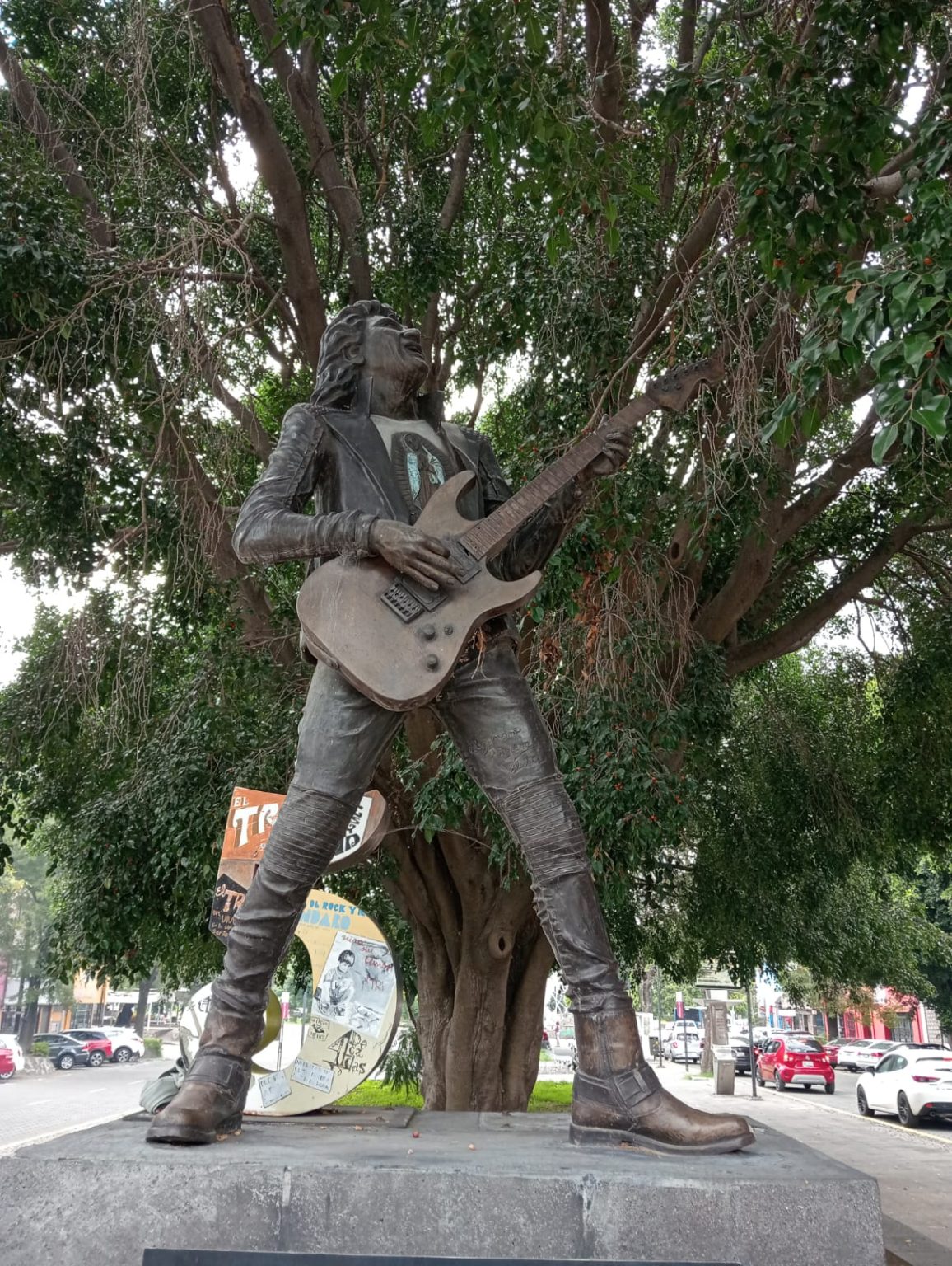 Alex Lora y su estatuilla en el barrio de Analco, Puebla