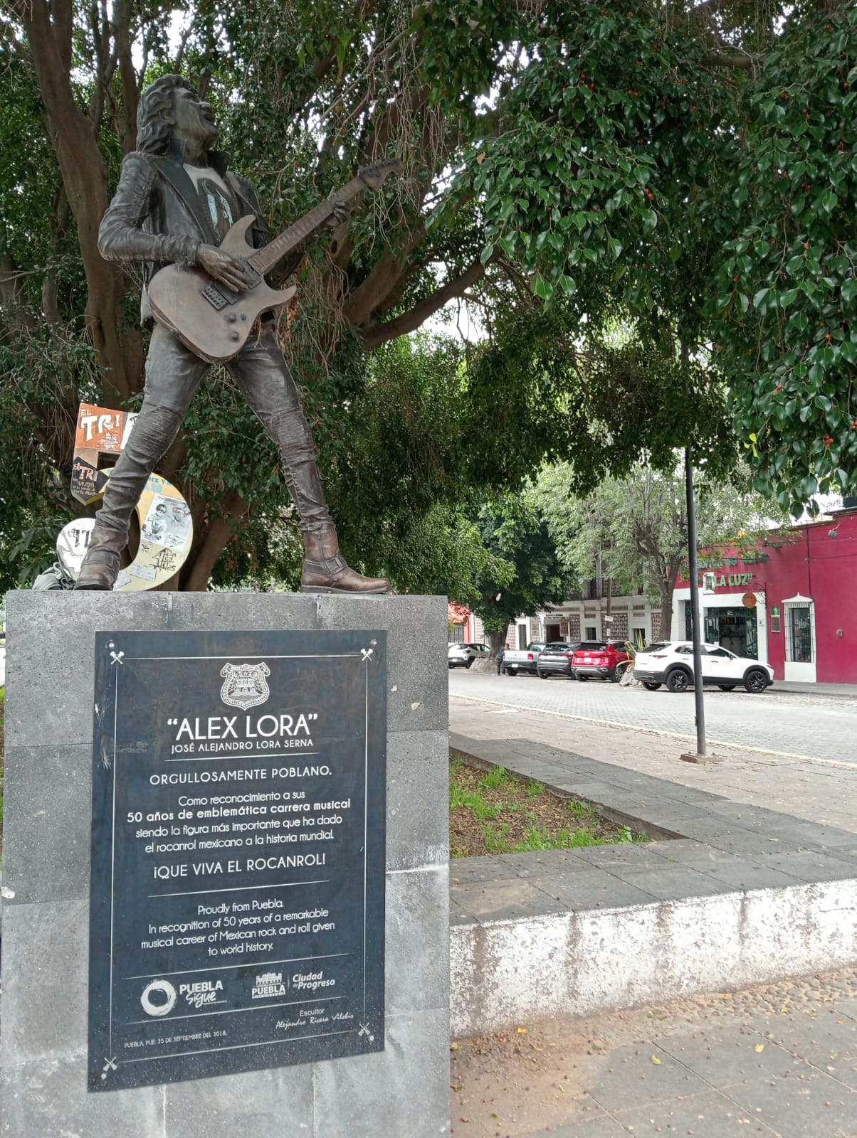 Alex Lora y su estatuilla en el barrio de Analco, Puebla